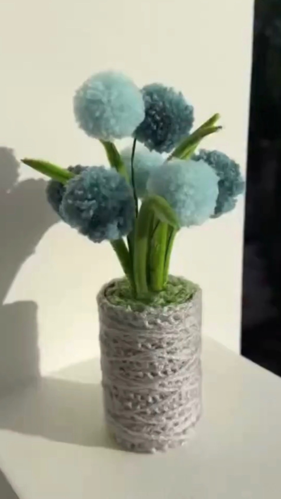 Милые цветы из помпонов из пряжи 💙🩵💙