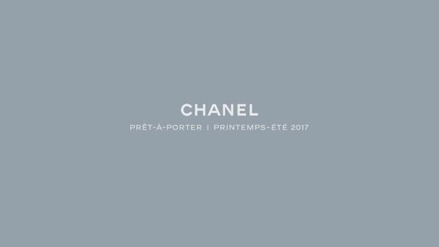 Показ женской коллекции Chanel весна-лето 2017