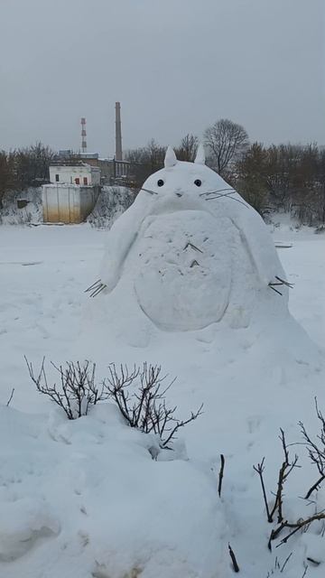 Необычный снеговик на набережной в Смоленске.
