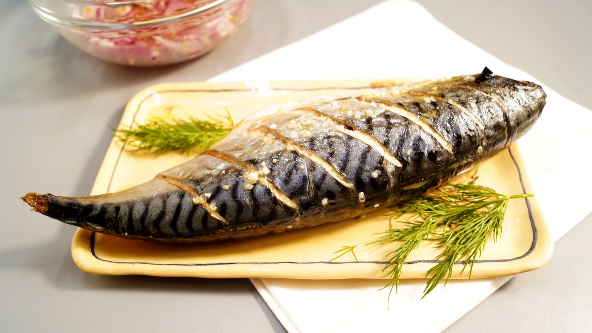 Скумбрия. Самый простой и быстрый рецепт! Скумбрия в духовке. Вкусная скумбрия, запеченная с солью