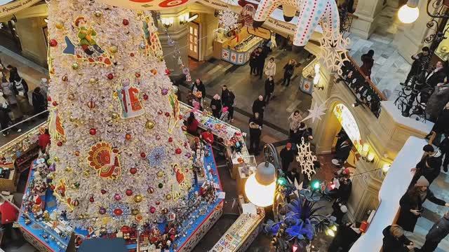 Прогулка по невероятному, украшенному Главному универмагу Москвы (ГУМ)