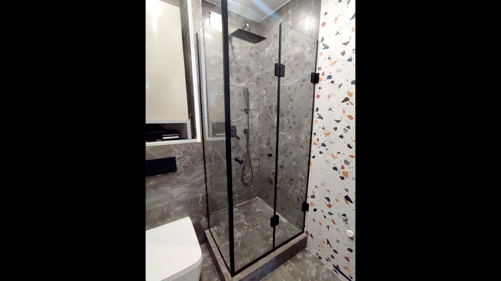 Стеклянная душевая с дверью-гармошкой