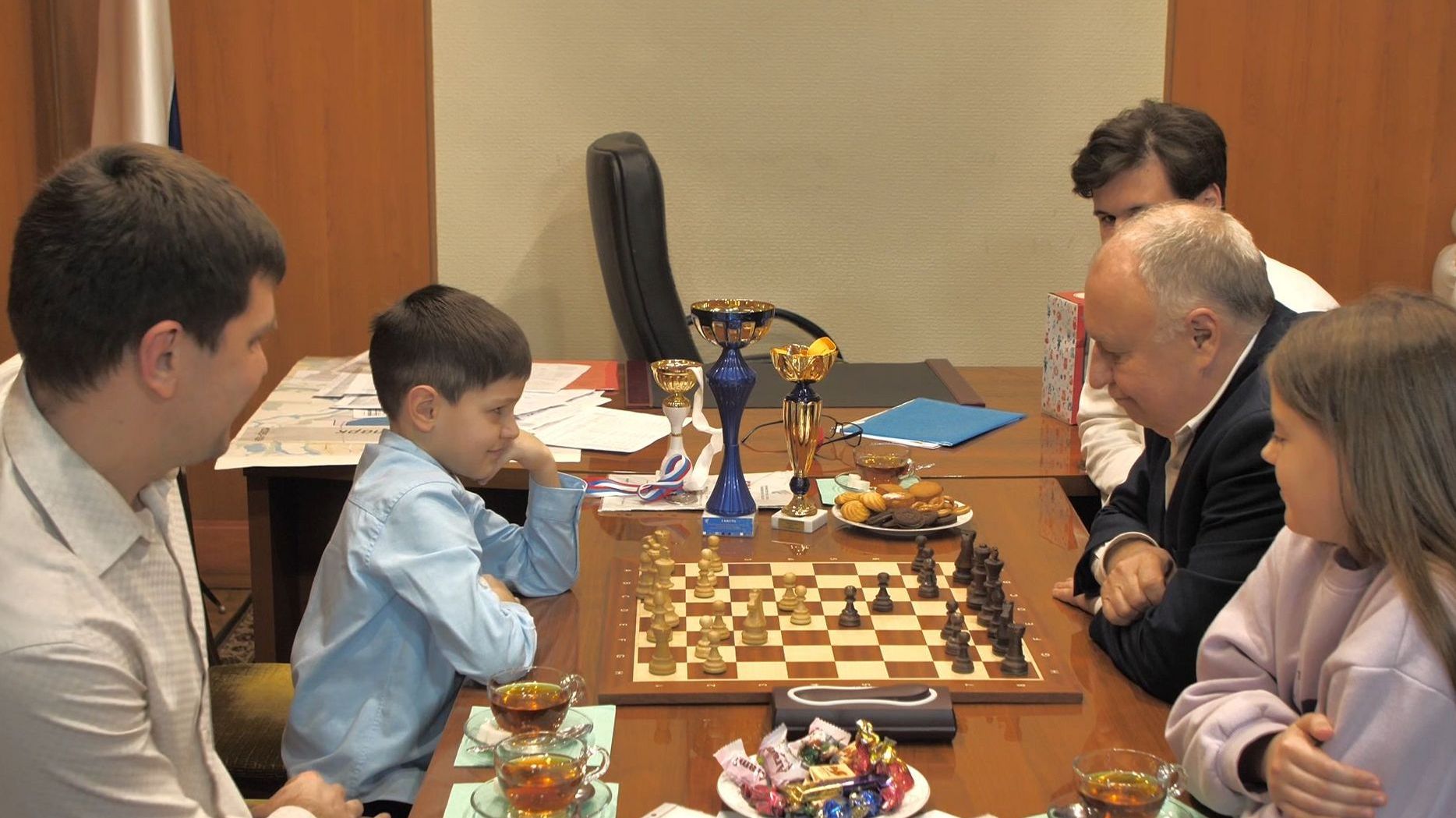 Глава города Алексей Плахотников и юные гроссмейстеры встретились за одним столом
