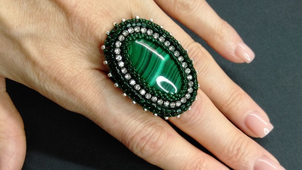 Женский перстень из малахита.