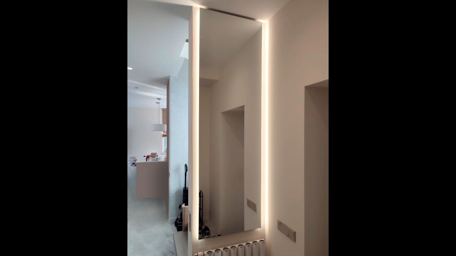 Зеркало с подсветкой в прихожую