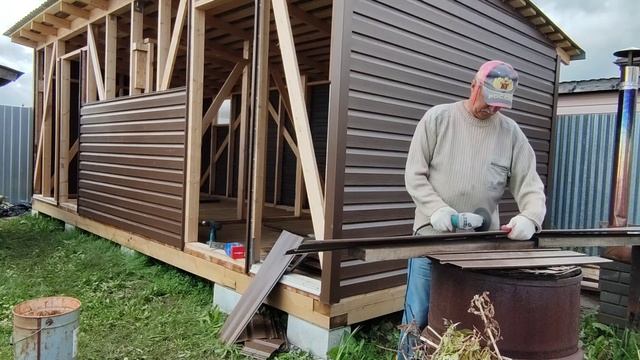 Постройка хозблока своими руками. Передняя стенка (сайдинг)