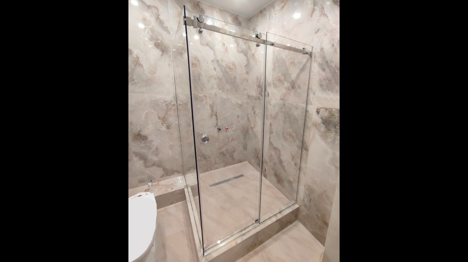 Стеклянная душевая с раздвижной дверью