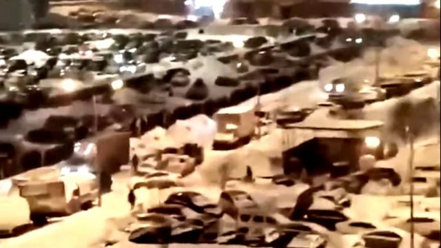 Многочисленные очереди на автобусы из за непогоды в Москве