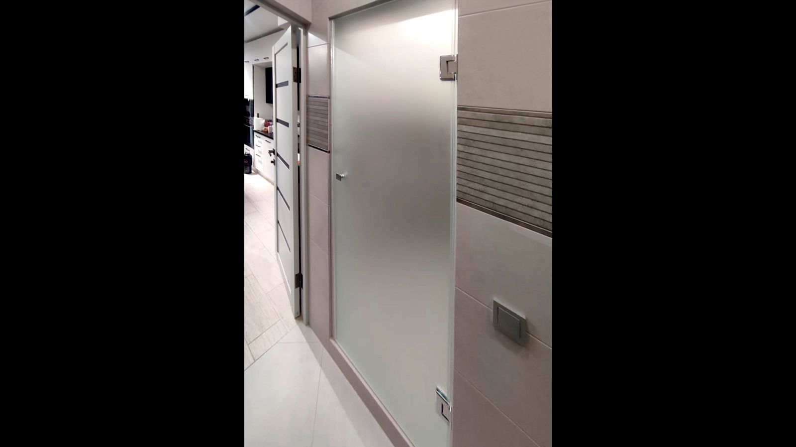 Дверь в душевую из матового стекла