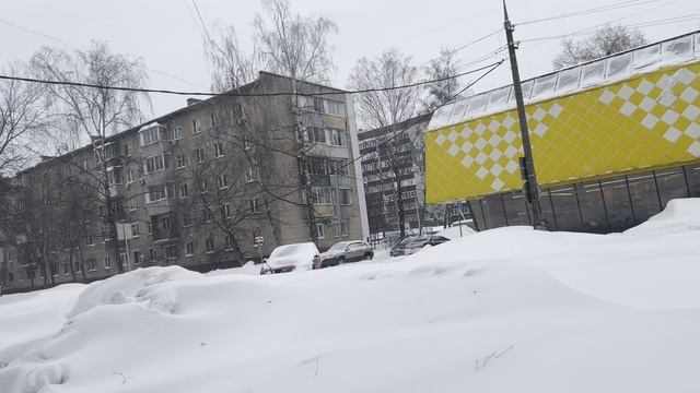 Замело снегом машины. Сугробы выше машин. Гуляем во время снежного циклона и метели.