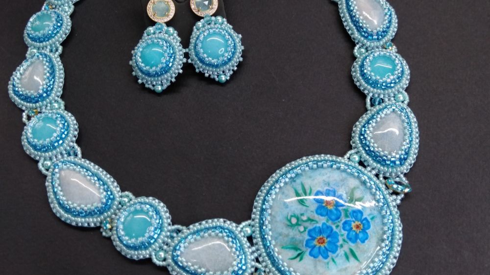 Колье из виолана и халцедона.