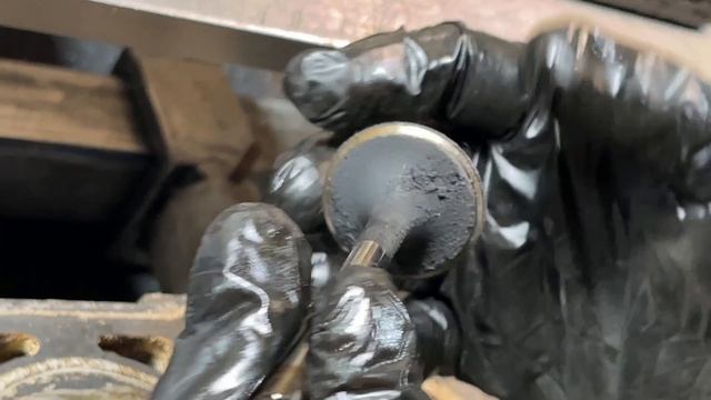 ГБЦ Двигатель ВАЗ-21214 снята по причине капитального ремонта двигателя.