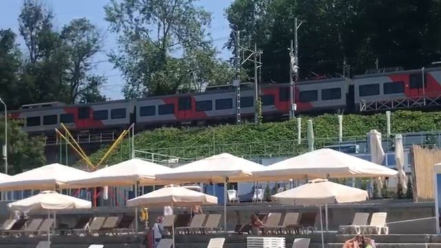 Скоростной поезд ласточка прибывает на железнодорожную станцию Мамайка.