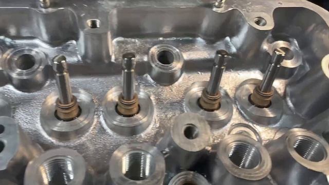 ГБЦ ВАЗ-21214 готова к установке, сёдла новые, направляющие втулки поменяны, сёдла прирезаны.