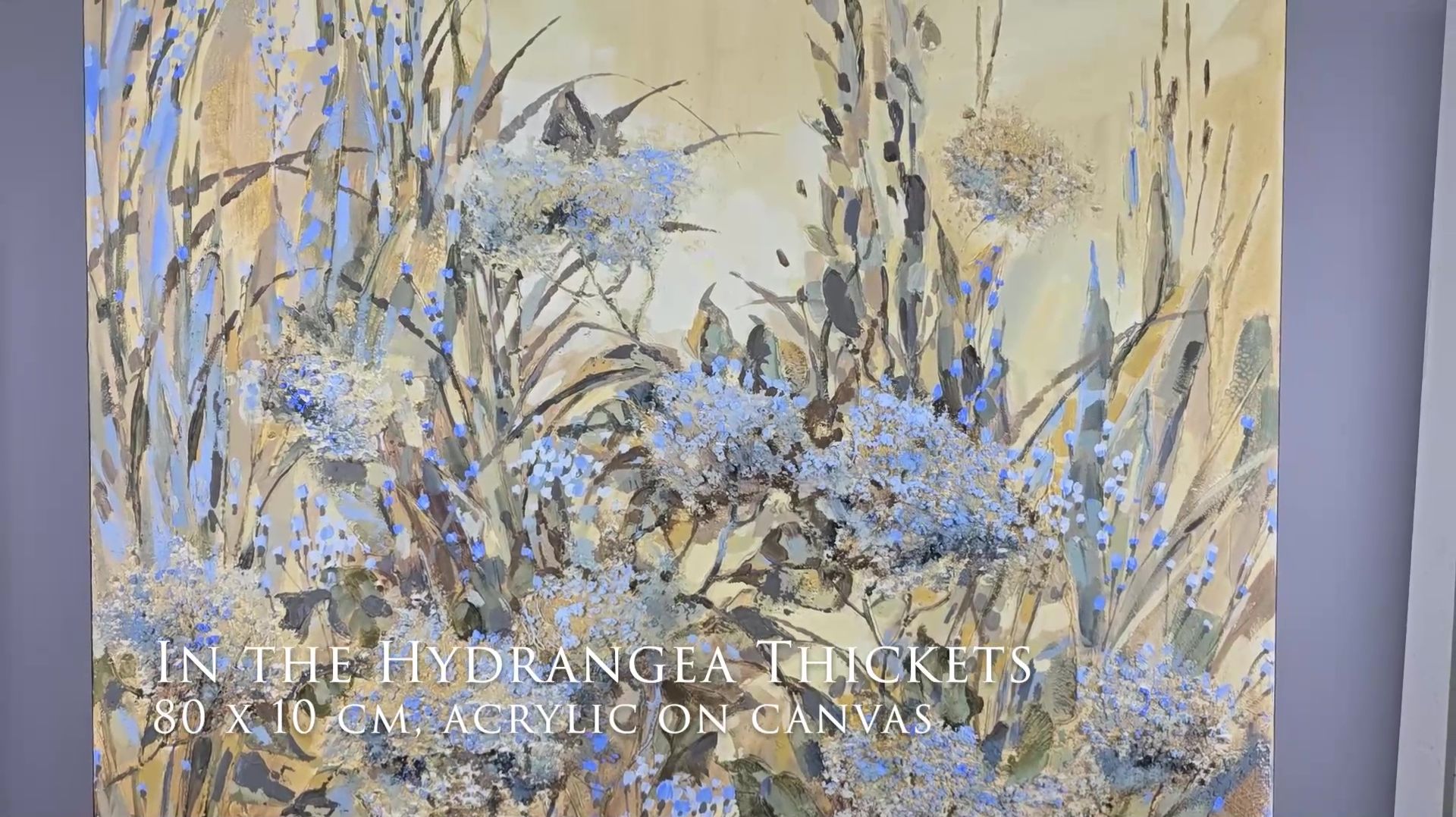 В зарослях гортензий