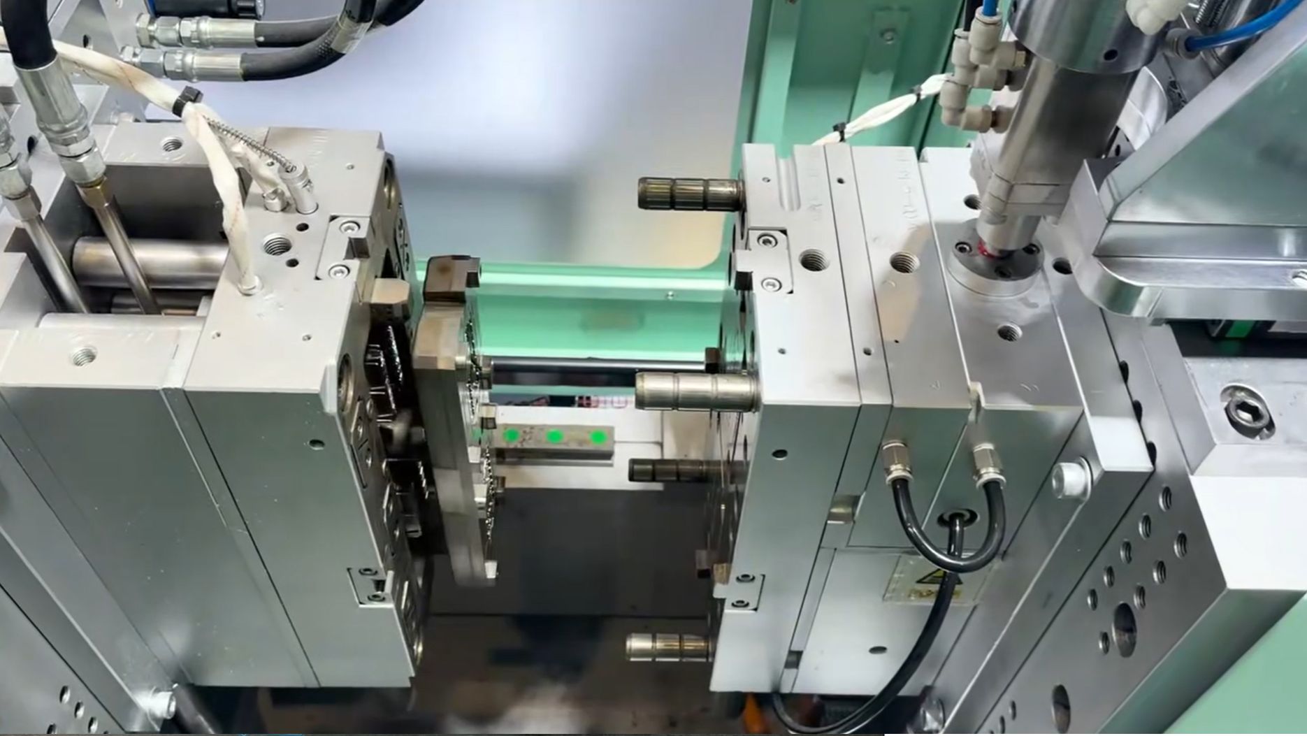 Бесколонный Термопластавтомат KRATON