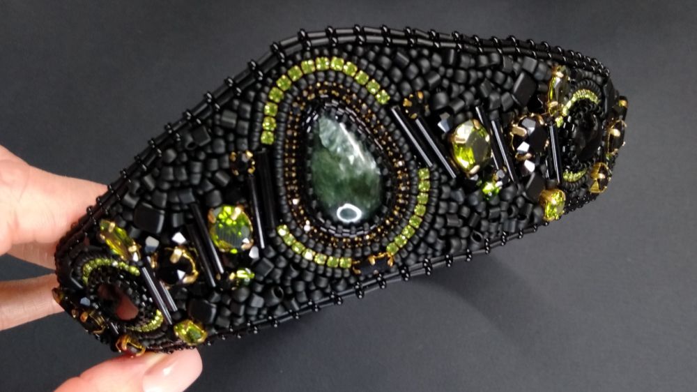 Современный кокошник с натуральными камнями.