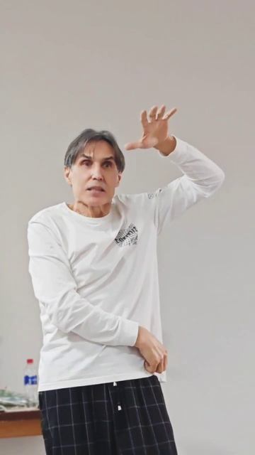 Актерское упражнение на пластику, взаимодействие партнеров и ораторское искусство