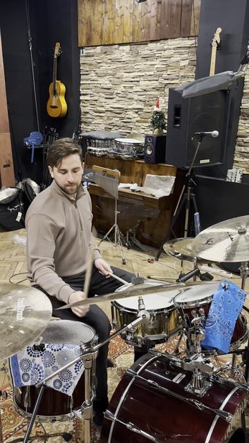 Родион Коноваленко выбирает тарелки в студии Башня