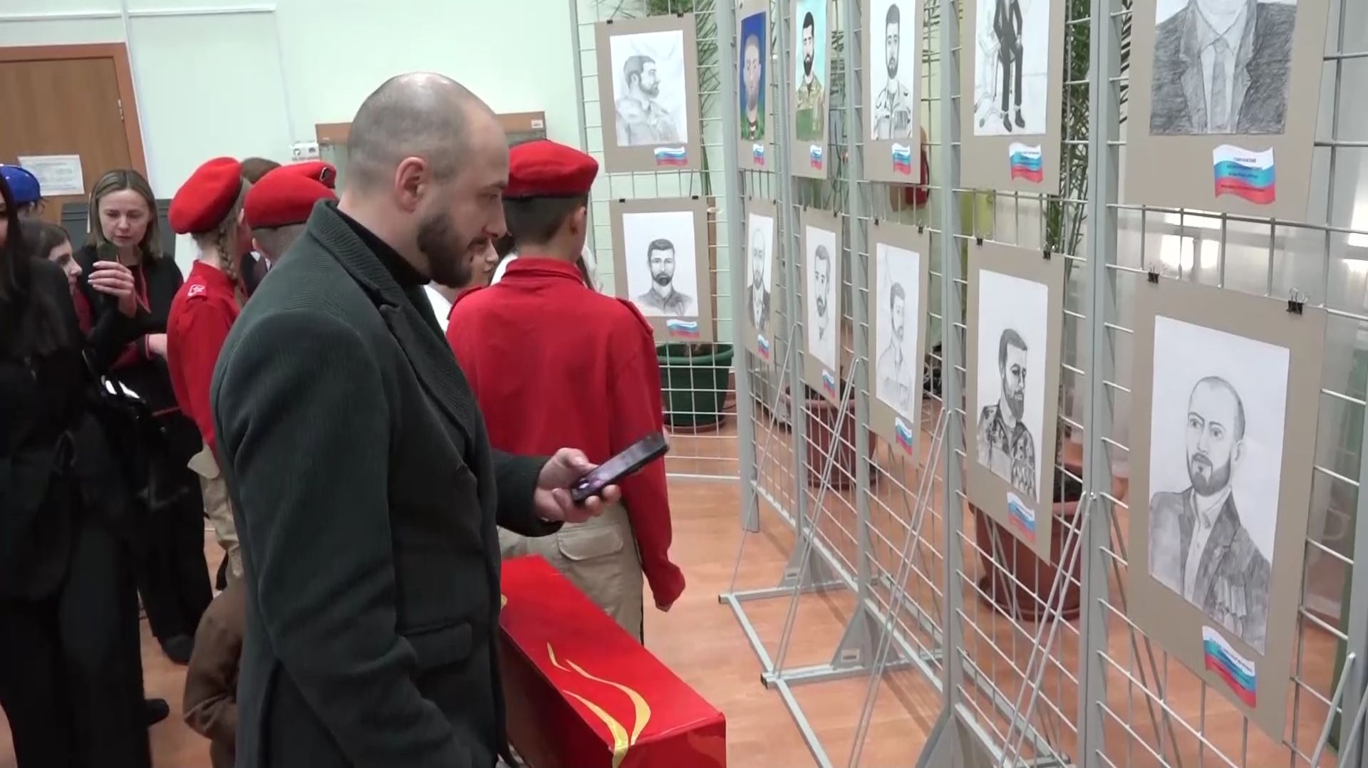 23 портрета защитников: в Пыть-Яхе завершилась творческая акция с участием ветеранов СВО