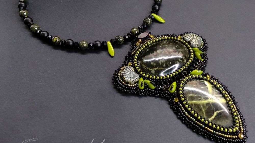 Колье из серпентина.