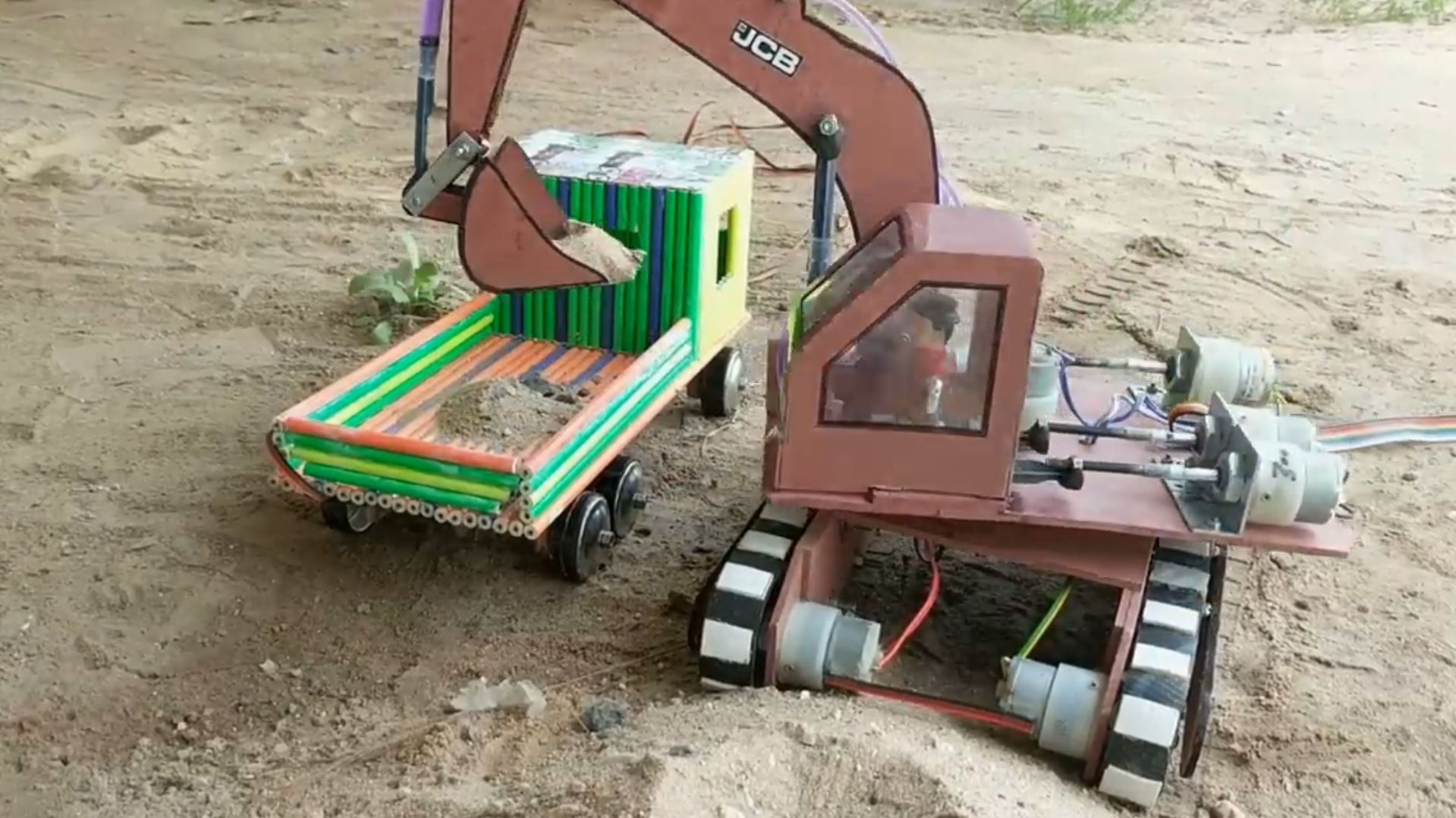 Как сделать гидравлический экскаватор из ДЕРЕВА и ШПРИЦОВ своими руками! 🔥 Работает идеально