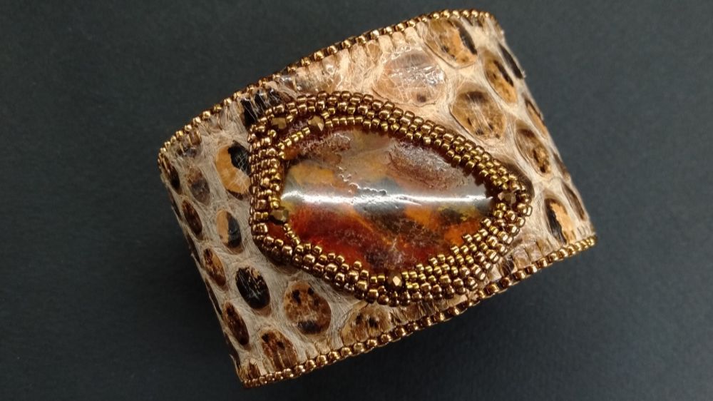 Браслет из кожи питона с янтарем.