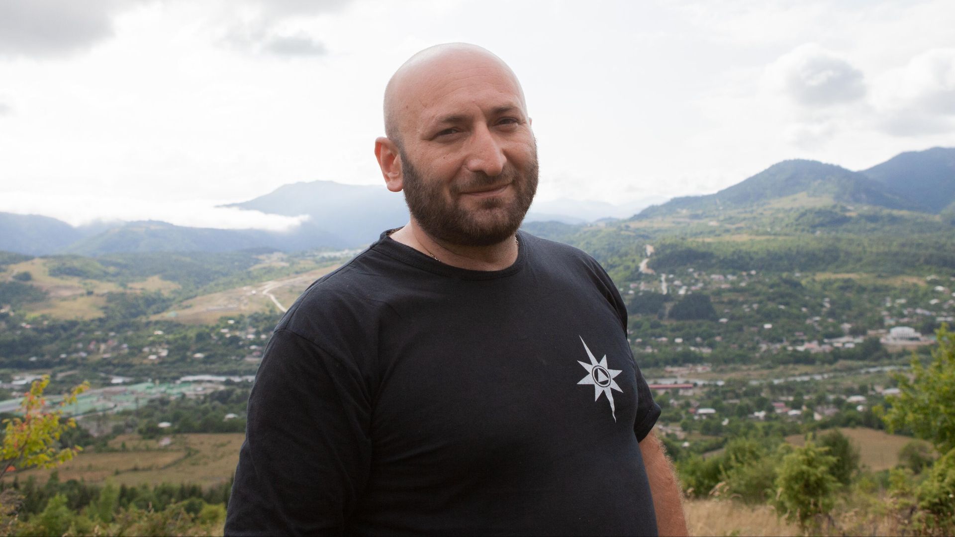 Профессия — влюблять в Осетию. Гурам Карсанов о пути от первой экскурсии до дела всей жизни