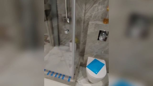 Стеклянная душевая с распашной дверью