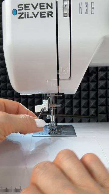 Как правильно заправить игольную нить на швейной машине?