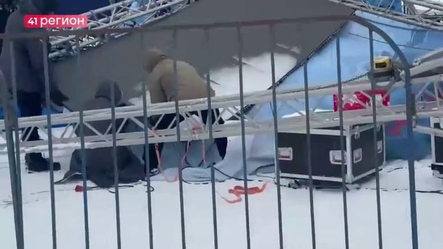 СЦЕНУ ДЛЯ «СНЕЖНОГО ПУТИ» ПОЛОМАЛО ВЕТРОМ, НО ПРАЗДНИКУ – БЫТЬ•БЕЗ КОММЕНТАРИЕВ