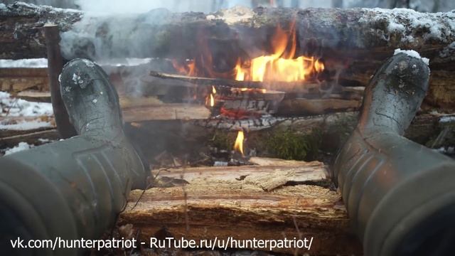 🌨️ Экстремальное выживание в снежную бурю — постройка зимнего укрытия и поддержание костра 🧔🏻🌬️