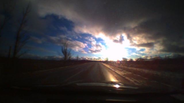 Снимает регистратор каркам.