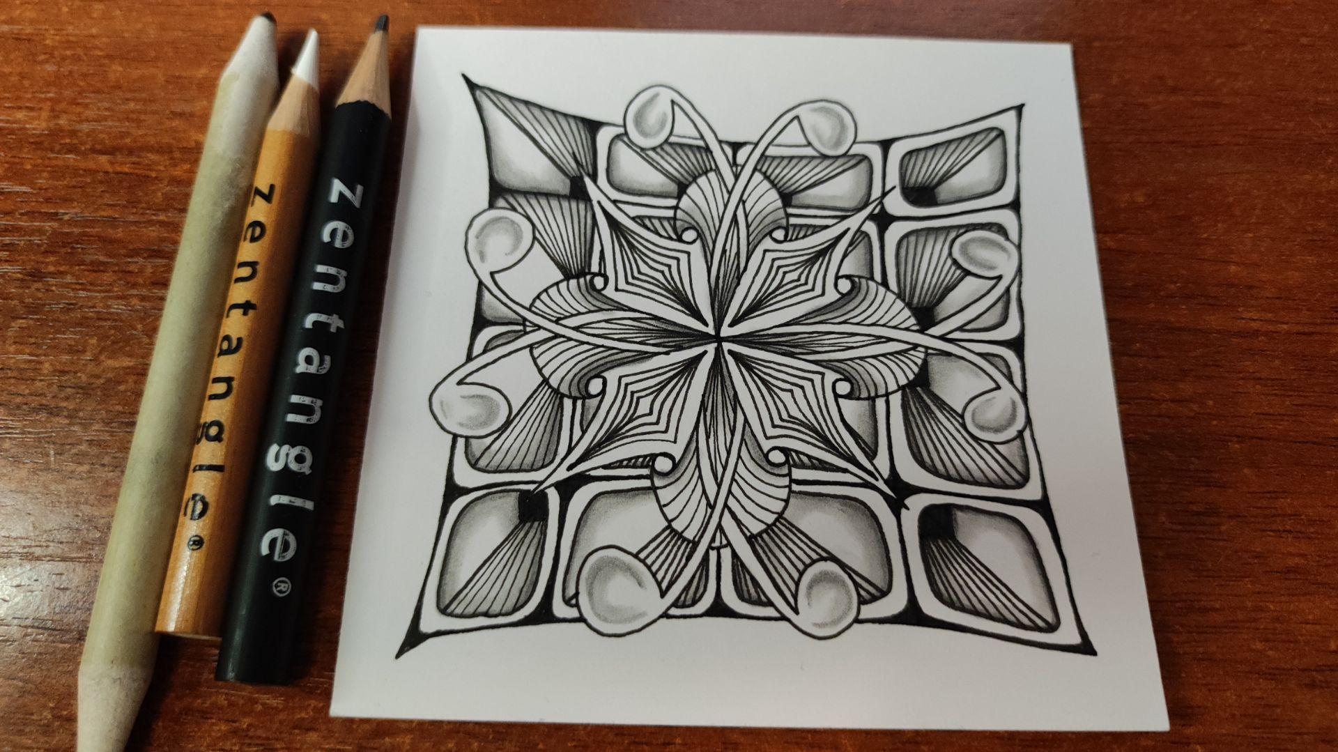 Медитативное рисование Цветок на плитке