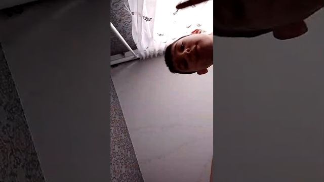 Алихан снимает ещё одну трансляцию про то как мы будем играть Дженга