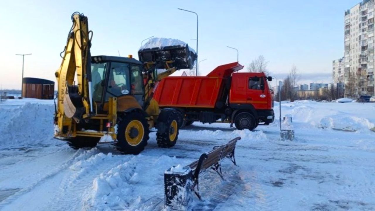 Нижневартовские коммунальщики мобилизовали все силы для уборки снега