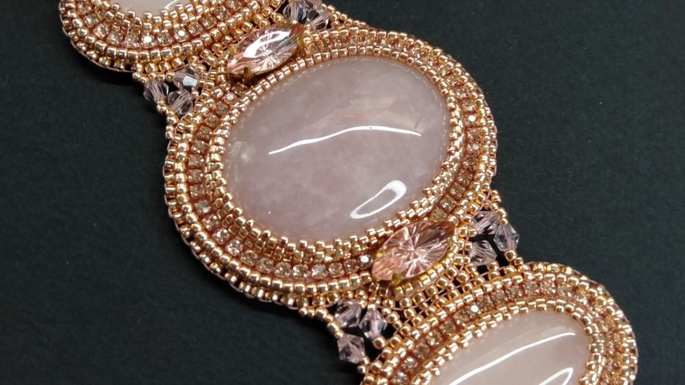 Ажурный браслет из розового кварца.