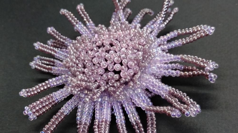 Брошь из бисера "Астра".