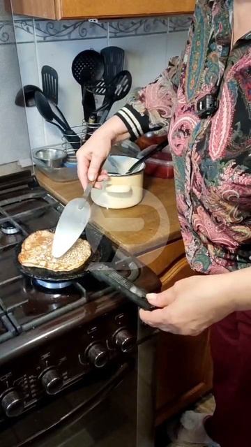 🥞 Веселые дамы, участницы клуба активистов «В кругу друзей» пятый день пекут.   Блины с творогом и