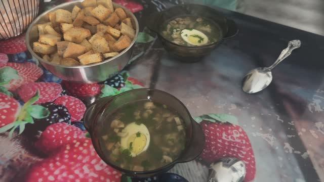 Куриный бульон - лучшее средство для восстановления организма после болезни.