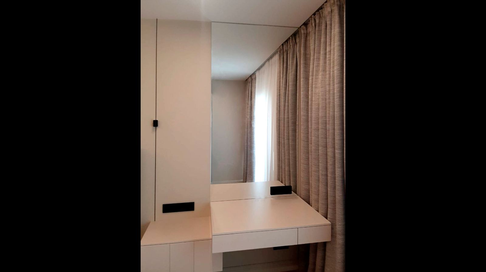 Зеркало с полочкой в спальню