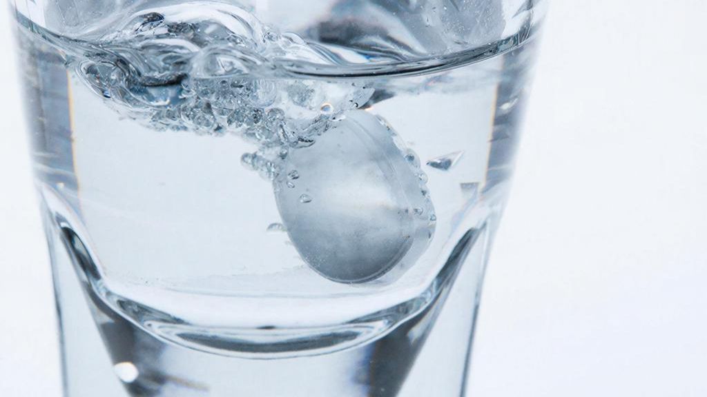 Жил профессор, не тужил, с математикой дружил, но в бокал вина таблетку я Адаму подложил...