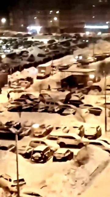 Многочисленные очереди на автобусы из за непогоды в Москве