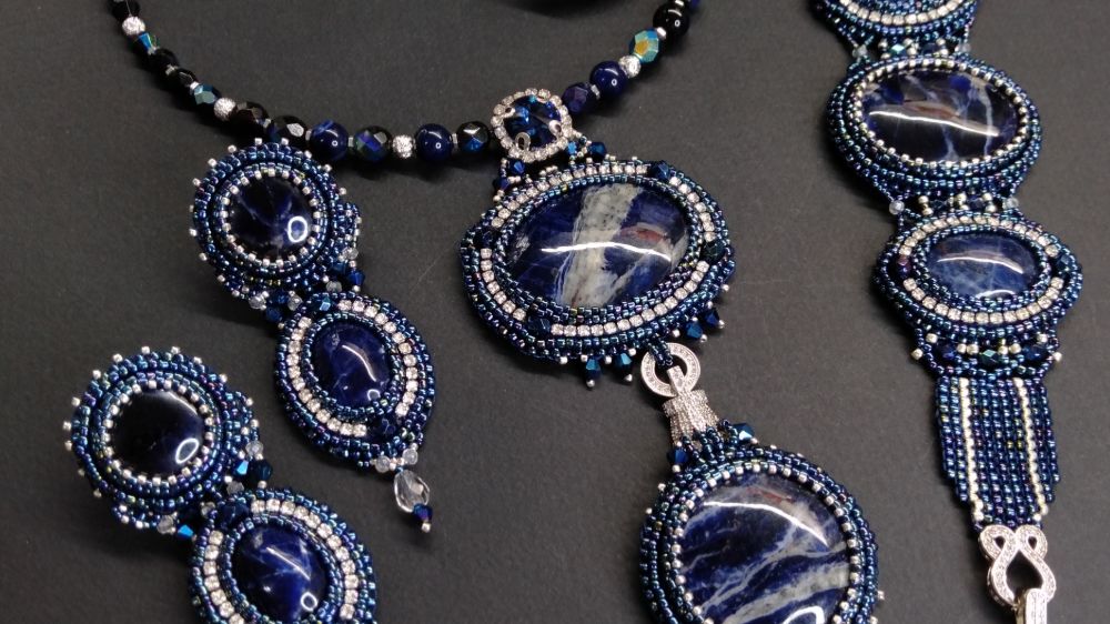 Комплект украшений из содалита.