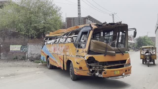 Удивительный процесс  восстановления разбитого автобуса в местной мастерской.