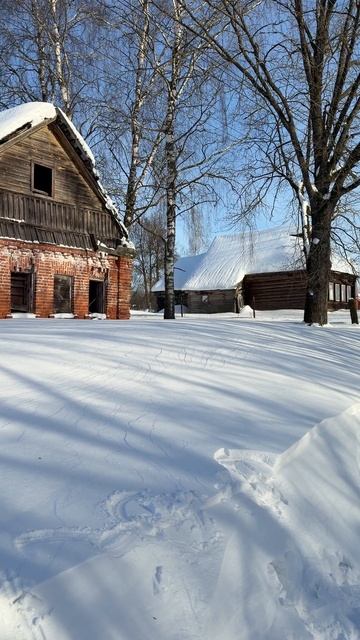 Продается участок 50 сот. со старым кир.зданием в д.Большое Маринкино Александровский р-н. Газ. Свет