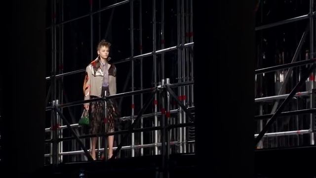 Показ женской круизной коллекции Miu Miu Croisière 2016