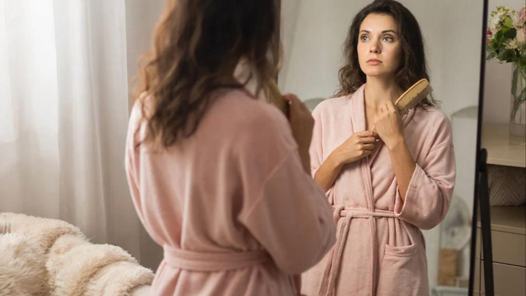 Наташа встала из-за стола, чуть распахнула сбоку полы халата и я увидел маленький кусочек белых тр