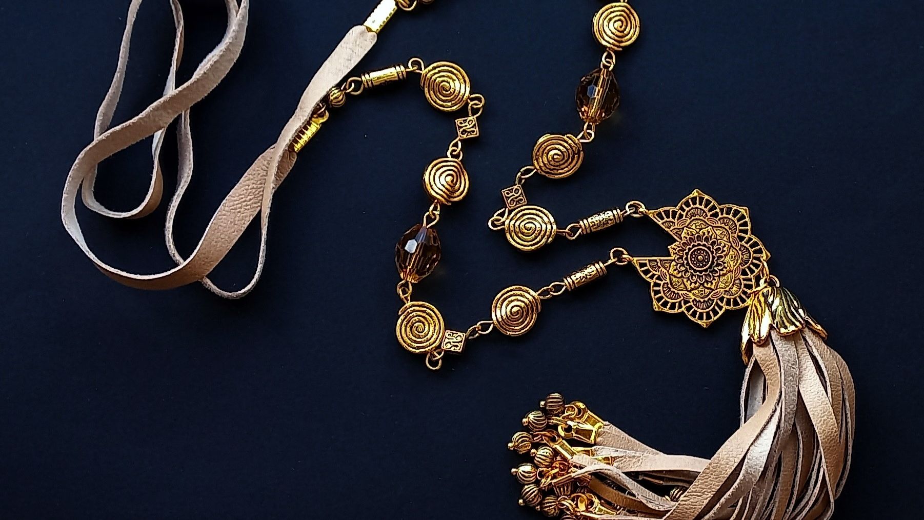 Бежево-золотистый сотуар с кистью из натуральной кожи и бусин бусы (2523)