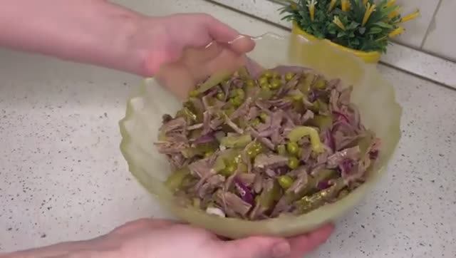 Салат, который все просят повторить! Необычная заправка делает его особенным